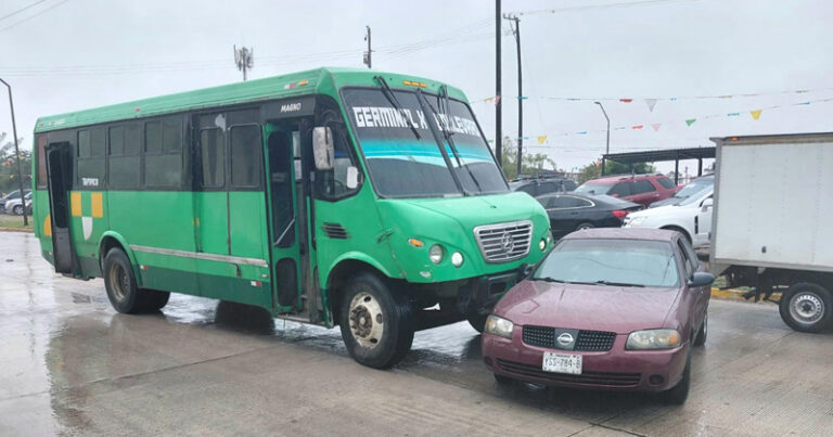 Carro se atraviesa y autobús lo impacta - Expreso de Tamaulipas