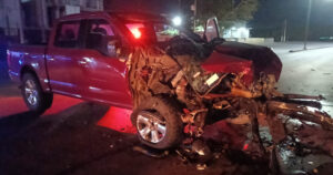Destroza su camioneta al chocar con tráiler - Expreso de Tamaulipas