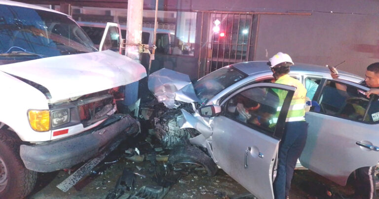 Choque de auto con camioneta estacionada deja tres lesionados - Expreso ...